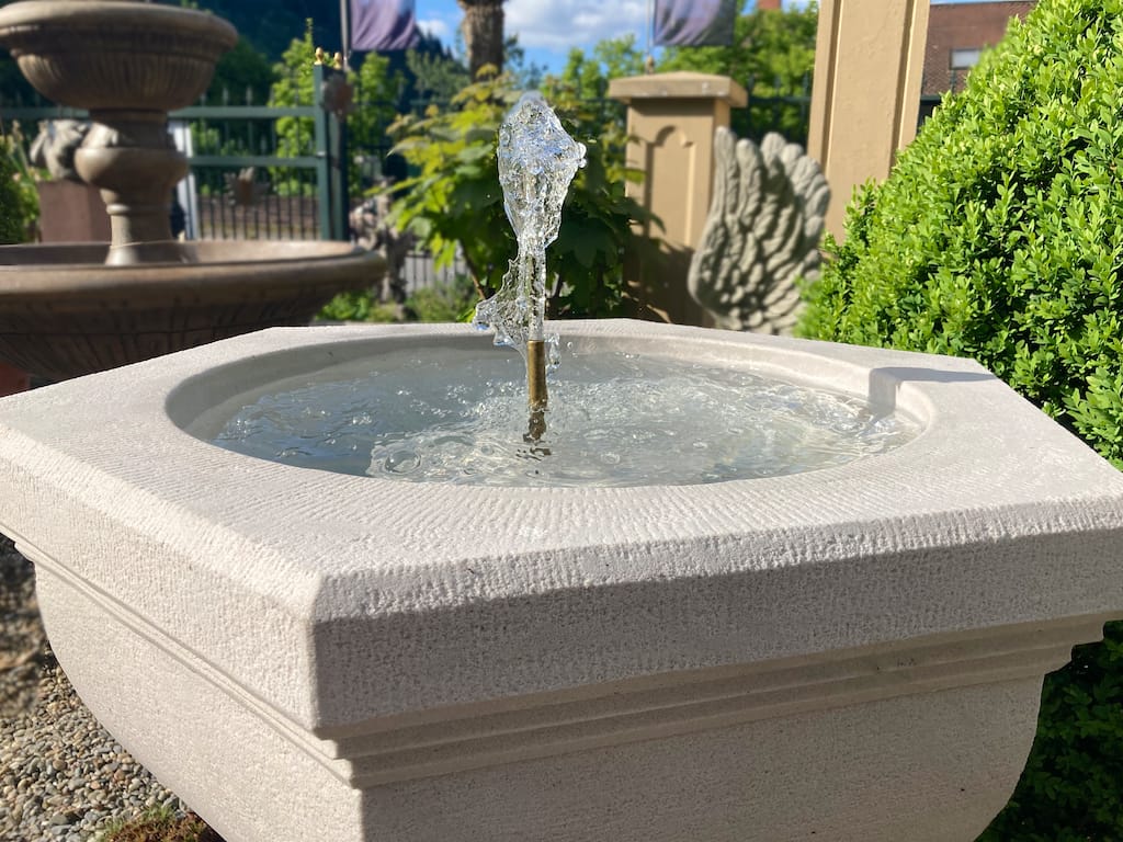 Gartenbrunnen Calice - Natursteinbrunnen aus Sandstein | Wenk ...